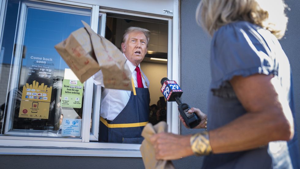 25 HILARIOUS reactions to Trump faking work at McDonalds