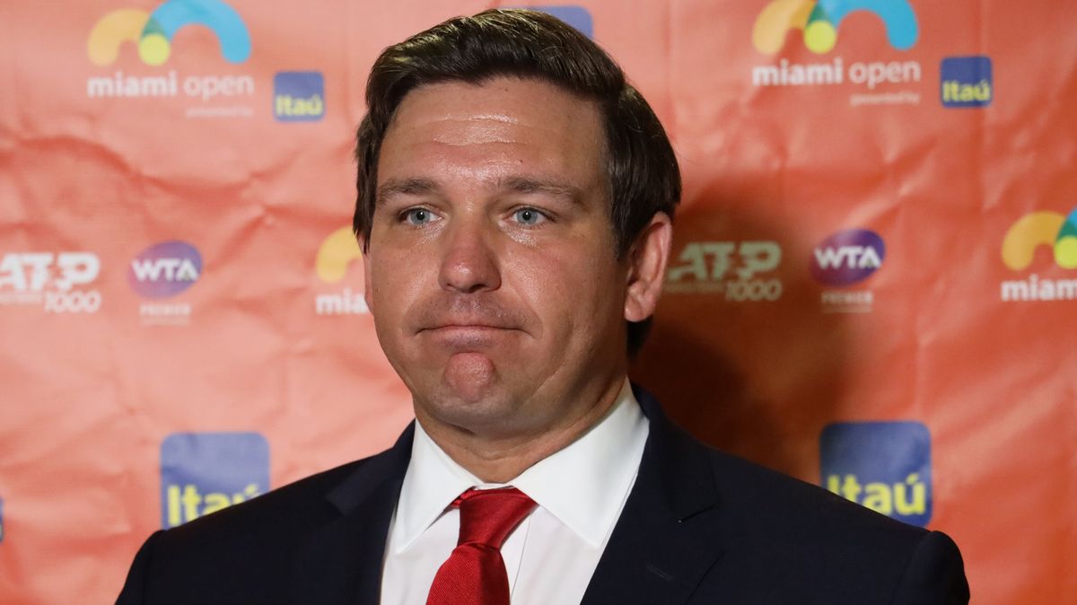 Watch a reporter ask Ron DeSantis about wearing lifts