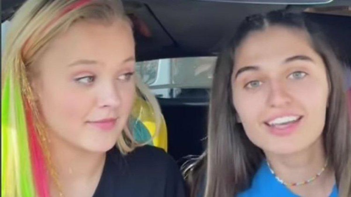 JoJo Siwa and Girlfriend Avery Cyrus Make Red Carpet Debut