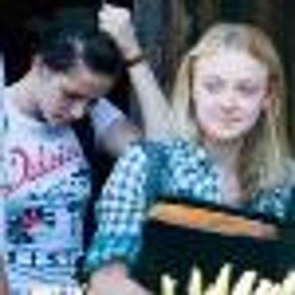 Kristen Stewart And Dakota Fanning Go Lesbian In The Runaways