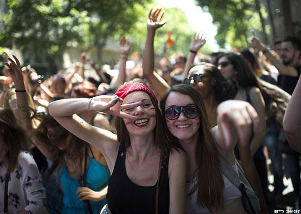 29 Glorious Pics of Women in Love at Pride Around the World