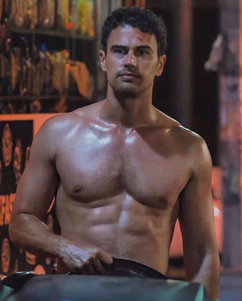 Theo James Shirtless In Divergent