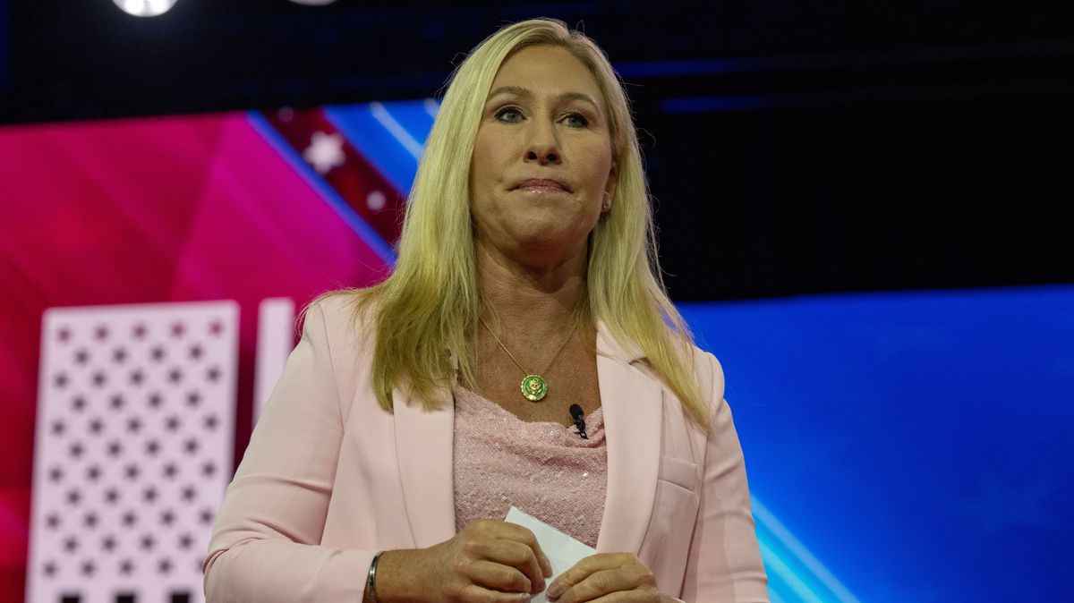 MAGA Queen humiliated after no one shows up to book signing