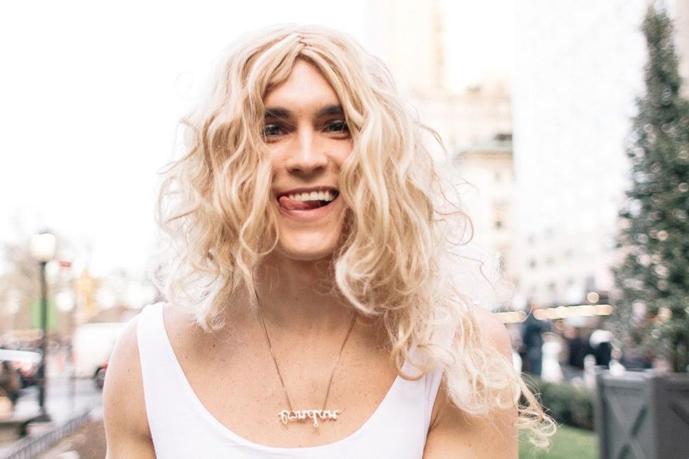 This Carrie Bradshaw Drag Impersonator Just Made 2016 A Whole Lot Better