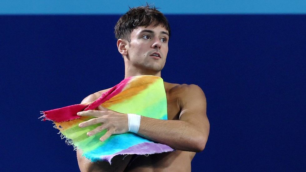 Tom Daley Est Sexy Tom Daley Starts DIY Knitwear Brand – Boxmenswear